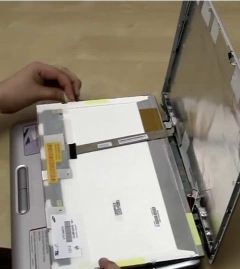 How to Replace or Change Broken/Faulty Laptop Display Screen ...